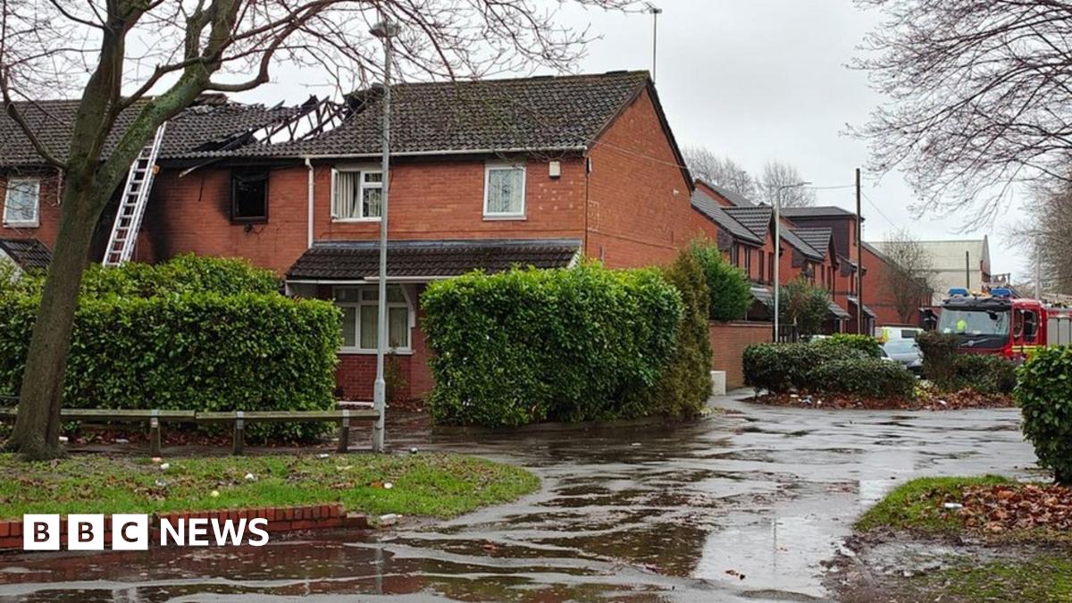Wolverhampton house fire: Residents flee early morning blaze - BBC News