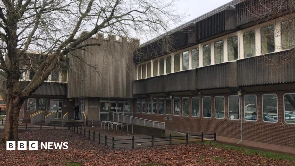 Brecon: John Griffiths denies murdering 87-year-old mother - BBC News