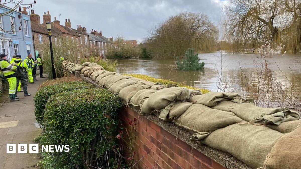 Government urged to fund Scunthorpe £15m flood training unit - BBC News