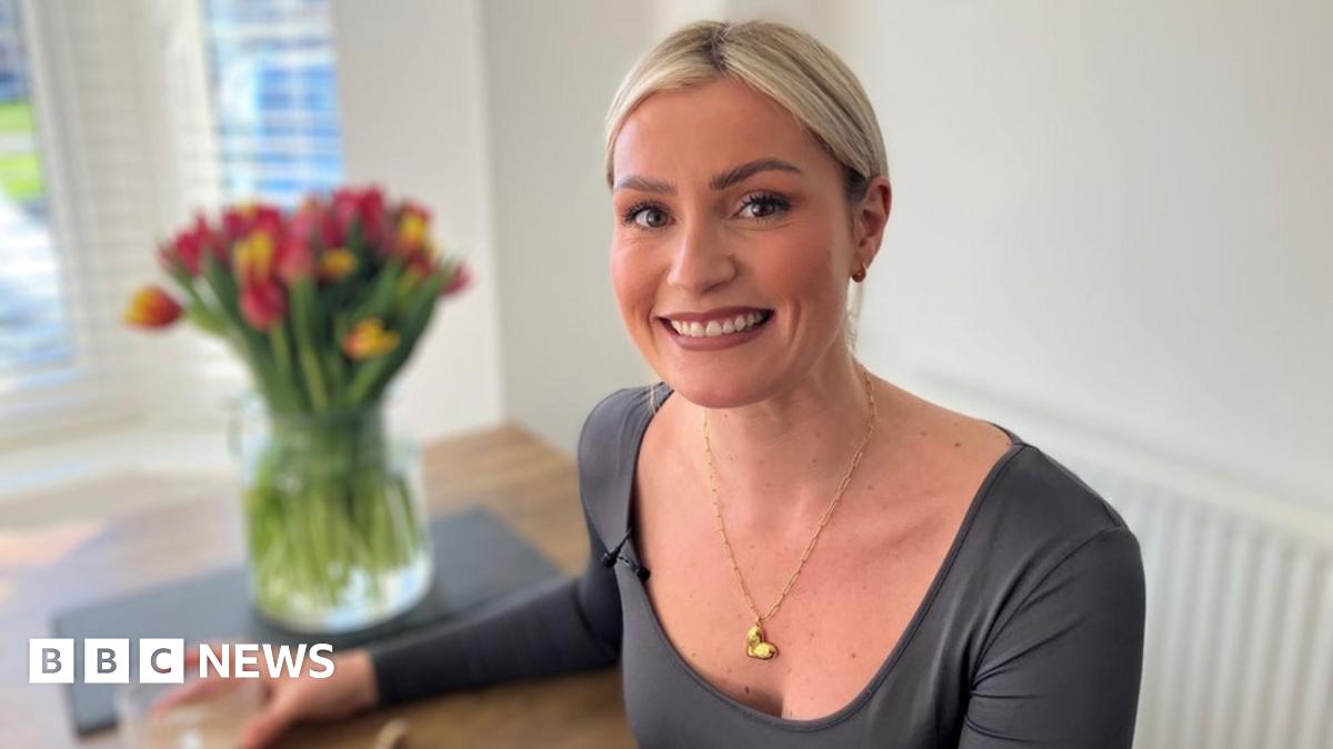 Cost of living: Teacher turns Insta star making five meals for £25 - BBC News