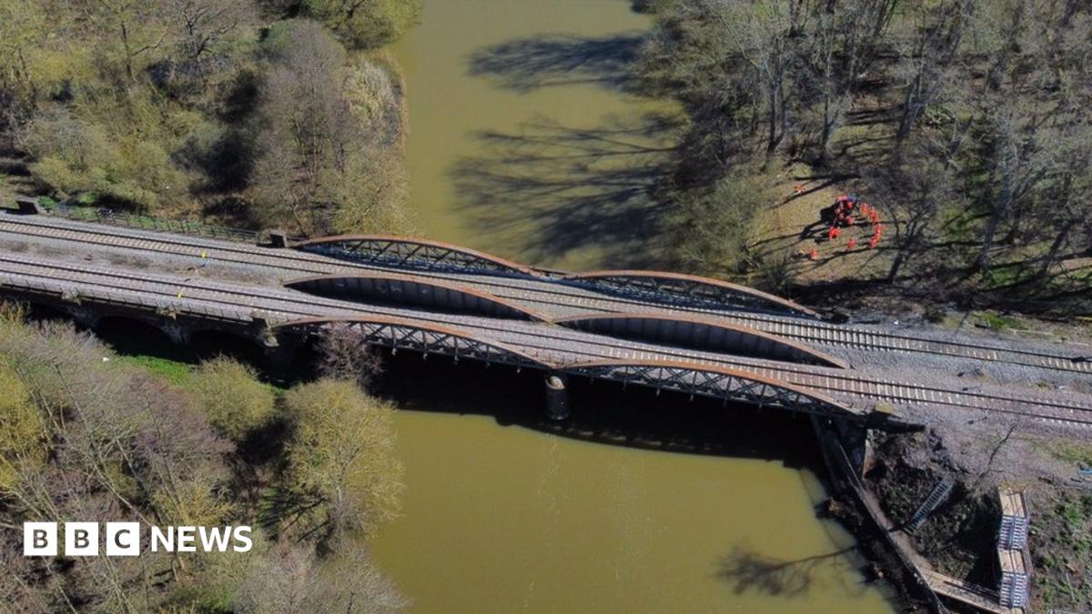 Engineers 'working round the clock' to fix Nuneham viaduct - BBC News