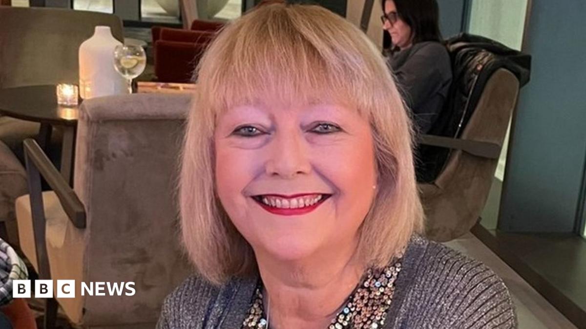Manchester bus crash: Husband pays tribute to wife who died - BBC News