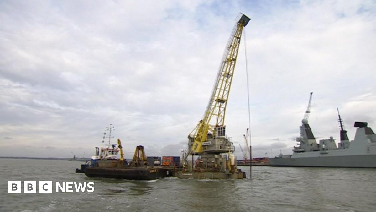 WW2 bomb blown up after evacuation in Portsmouth - BBC News