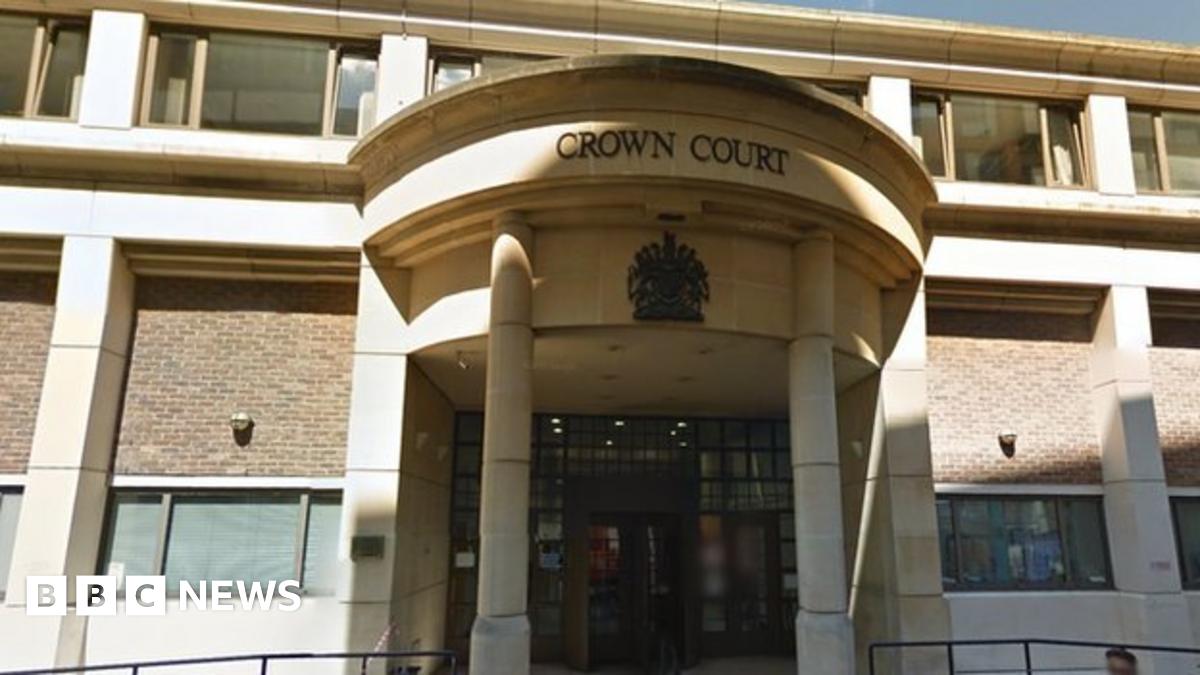 Man charged over security guard attack at courthouse - BBC News