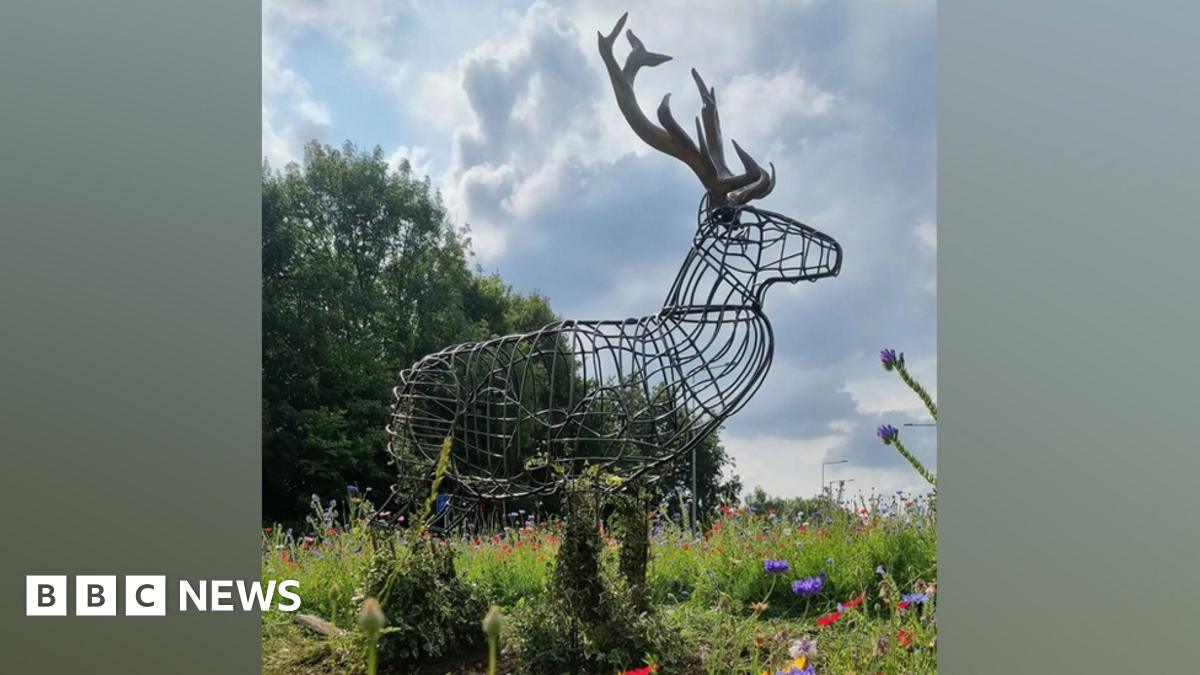 'Massive' stag sculpture stolen from Walton-le-Dale roundabout - BBC News