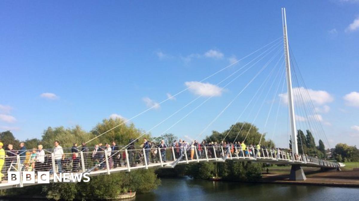 Reading Thames bridge for pedestrians and cyclists opens - BBC News