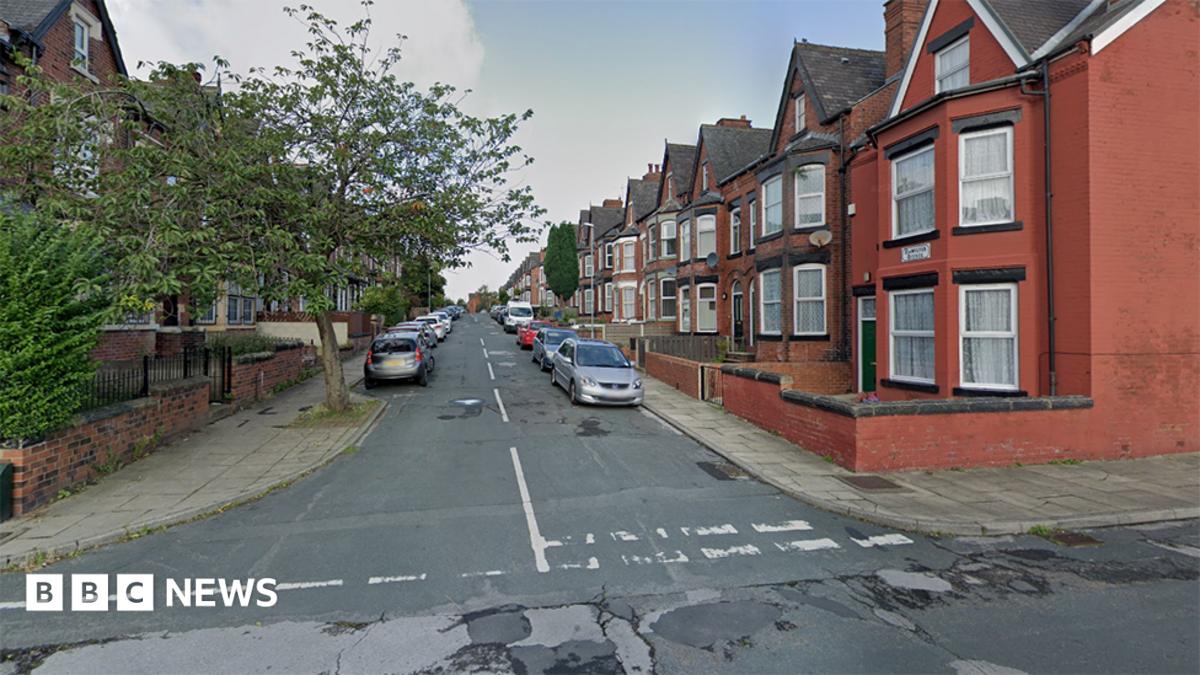 Murder inquiry after man stabbed to death in Leeds - BBC News