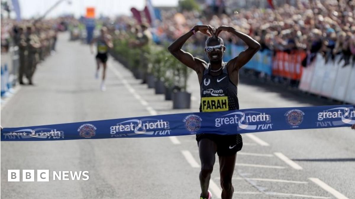 Great North Run 2016: Mo Farah wins third time in a row - BBC News