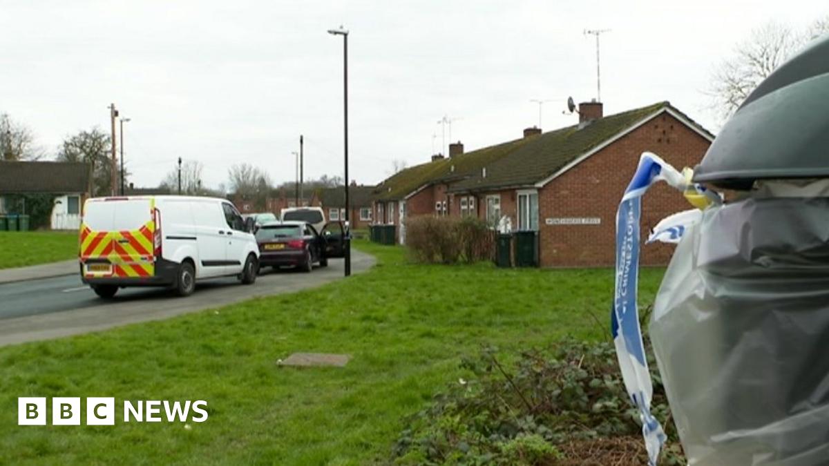 Attempted murder arrest after two men stabbed in Coventry - BBC News