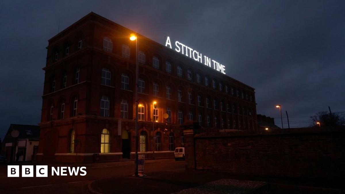 Derry factory girls: Council U-turn on Rosemount artwork - BBC News