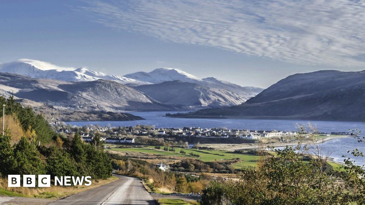 Bus deal to benefit Ullapool to Stornoway ferry passengers - BBC News