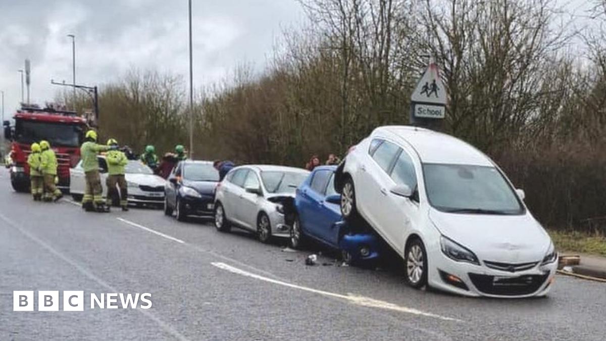 Nottinghamshire: Dual carriageway reopens after five-car crash - BBC News