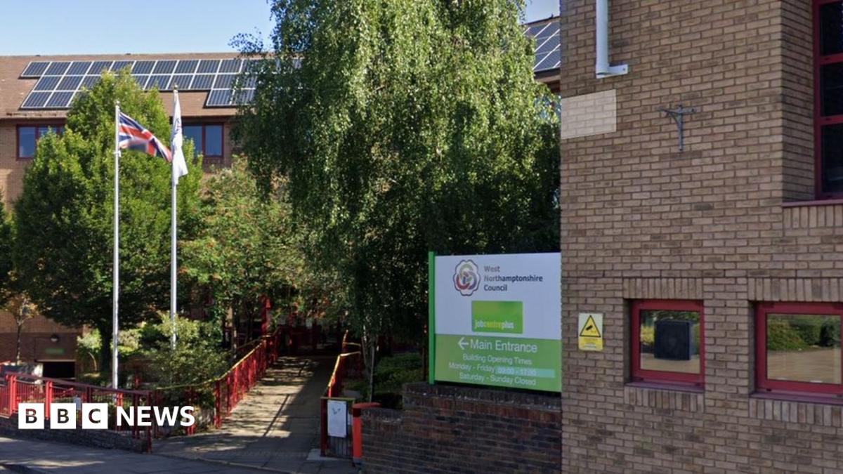 Defunct Daventry council offices to be sold off - BBC News