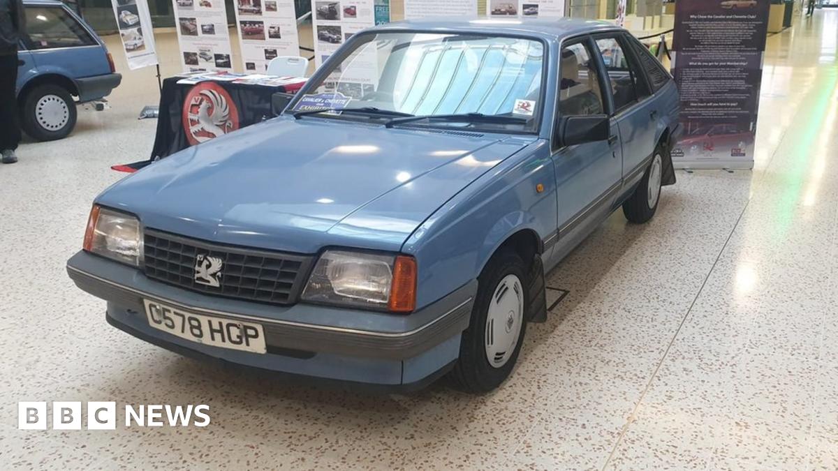 Luton car club marks anniversary of Vauxhall Cavalier Mark II - BBC News