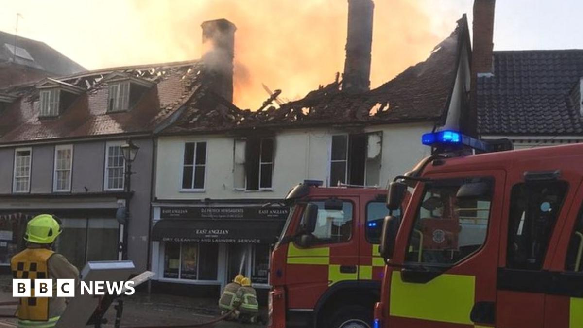 Halesworth fire leaves residents homeless - BBC News