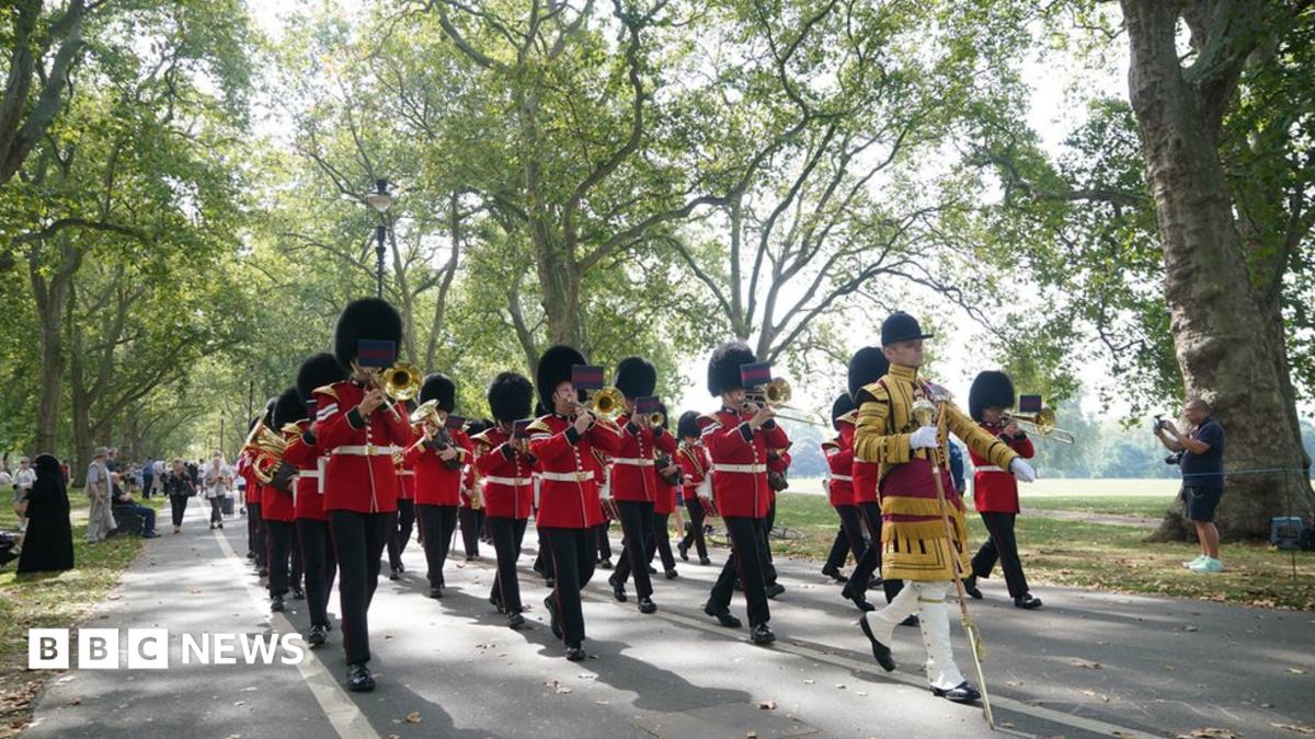MoD plans rehearsal hall with roof garden for Wellington Barracks - BBC ...