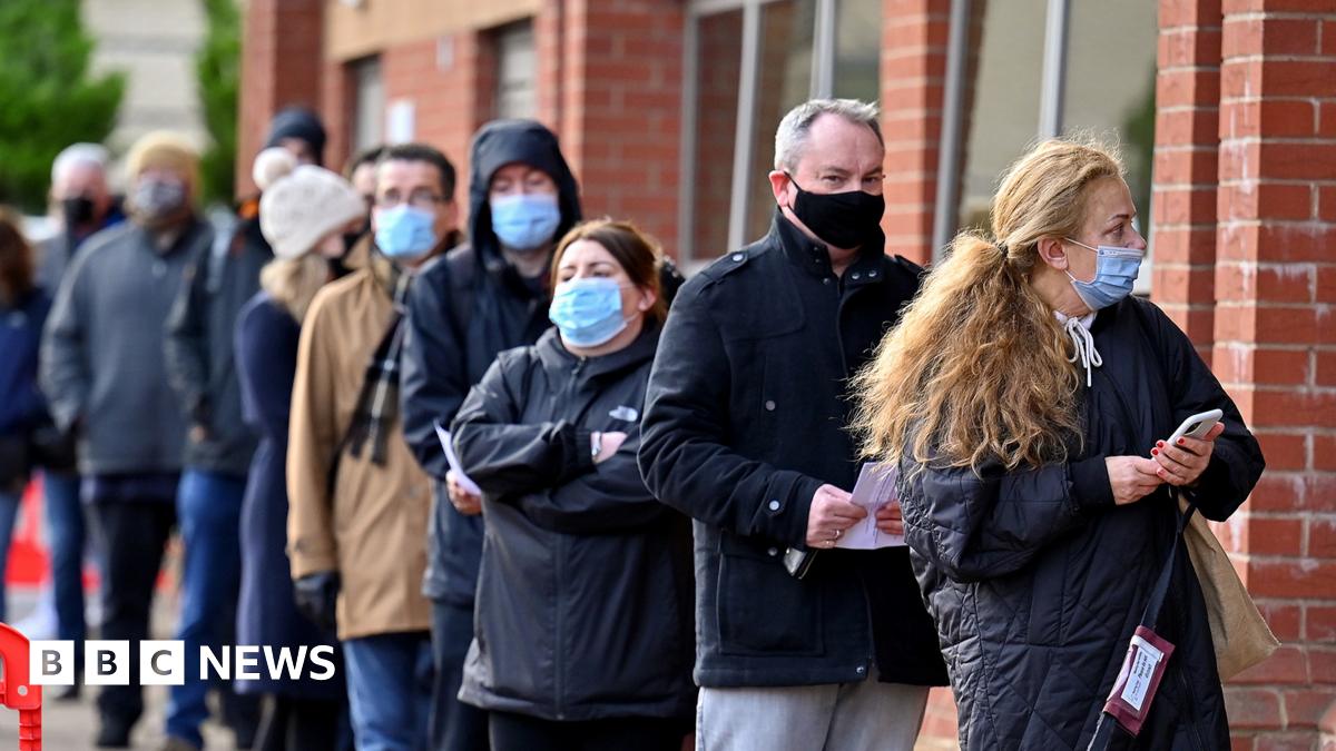 Omicron 'tsunami starting to hit' in Scotland, says Sturgeon - BBC News