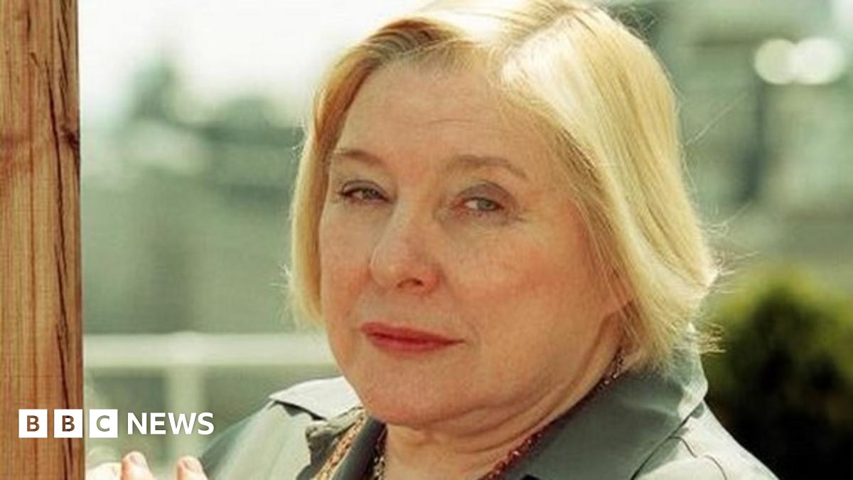 Fay Weldon obituary: Shrewd, mischievous and outspoken - BBC News