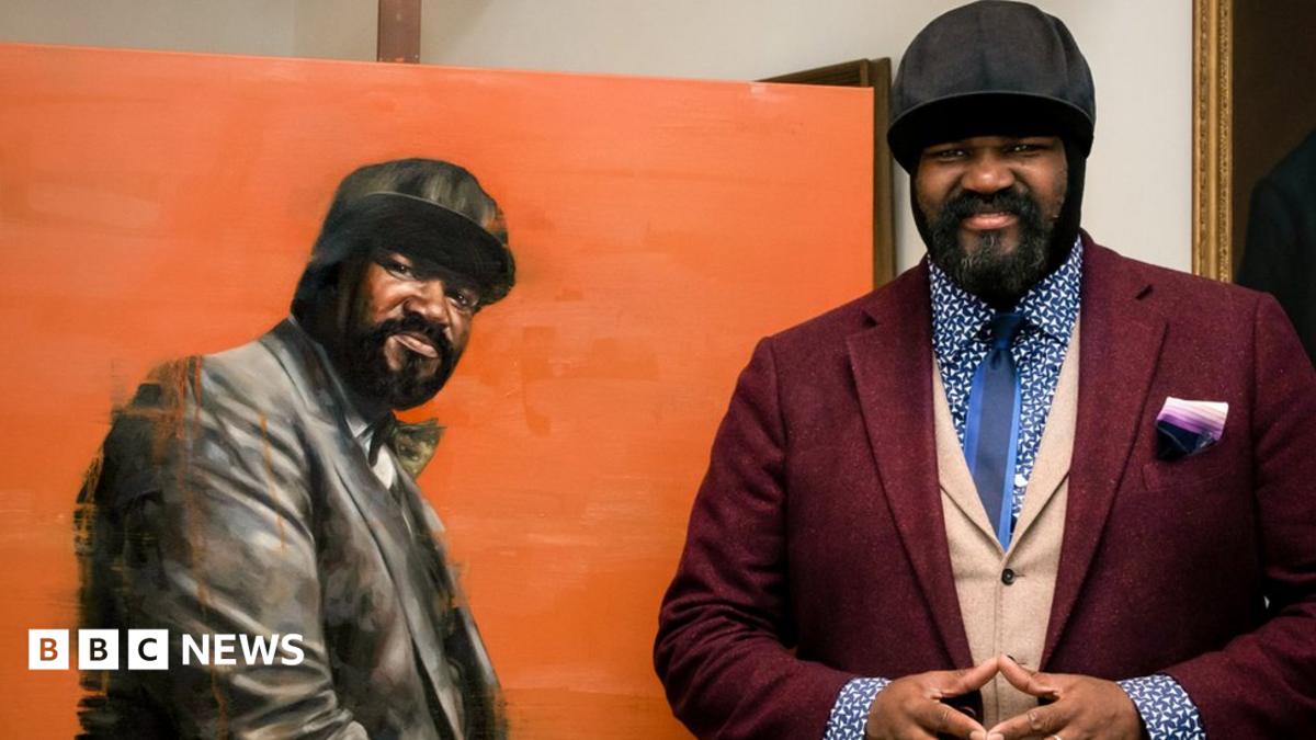Gregory Porter helps Buckinghamshire artist's charity fundraiser - BBC News