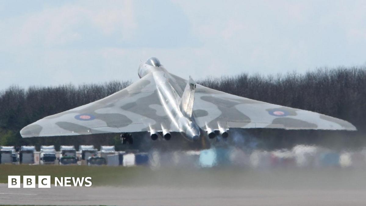 Vulcan XH558 in final public display flight in Bedfordshire - BBC News