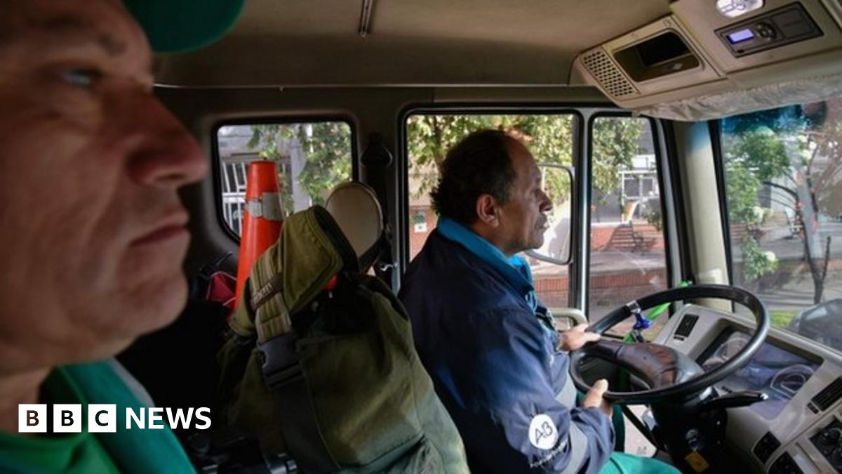 Dustbin man builds free library of thrown away books - BBC News