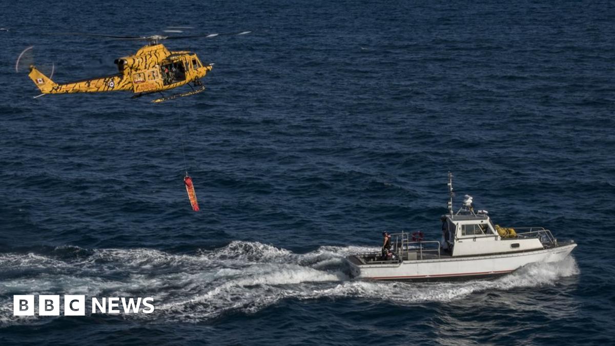 Canadian air force raft crashes through Miami woman's roof - BBC News