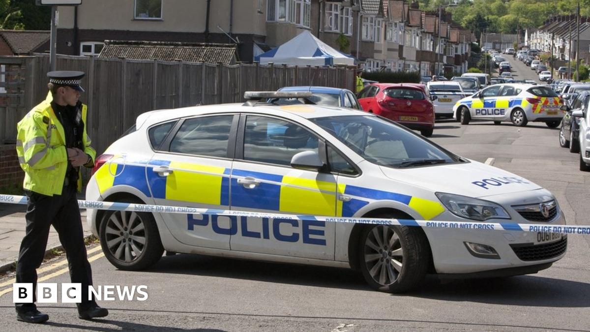 Luton murder inquiry after woman's death in Overstone Road - BBC News