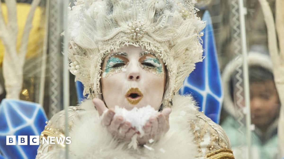 Thousands enjoy 'magical' Manchester Christmas Parade - BBC News