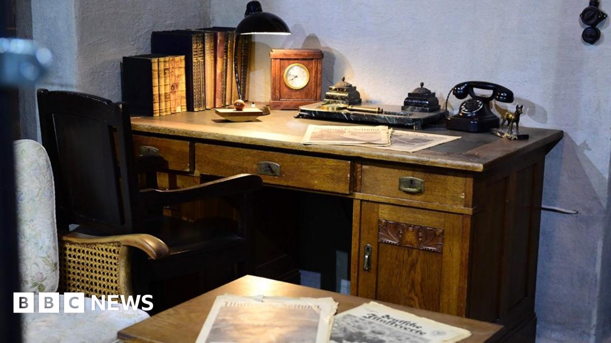 In pictures: Adolf Hitler's bunker recreated in Berlin - BBC News