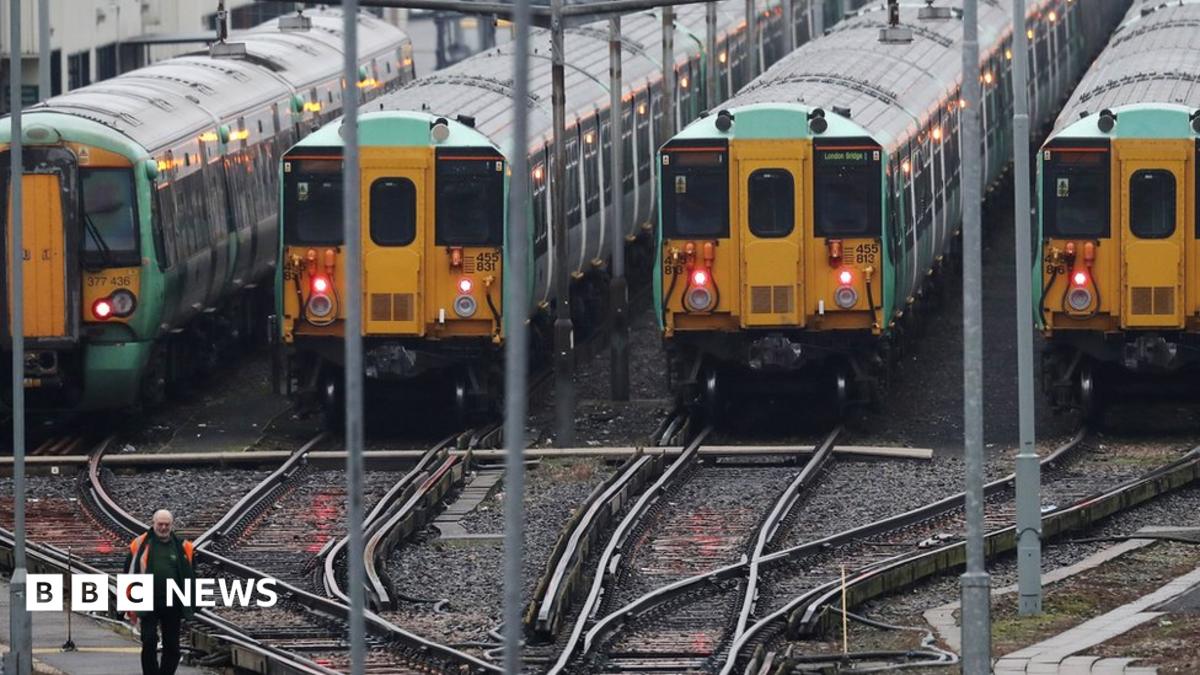 Southern rail drivers announce new overtime ban - BBC News