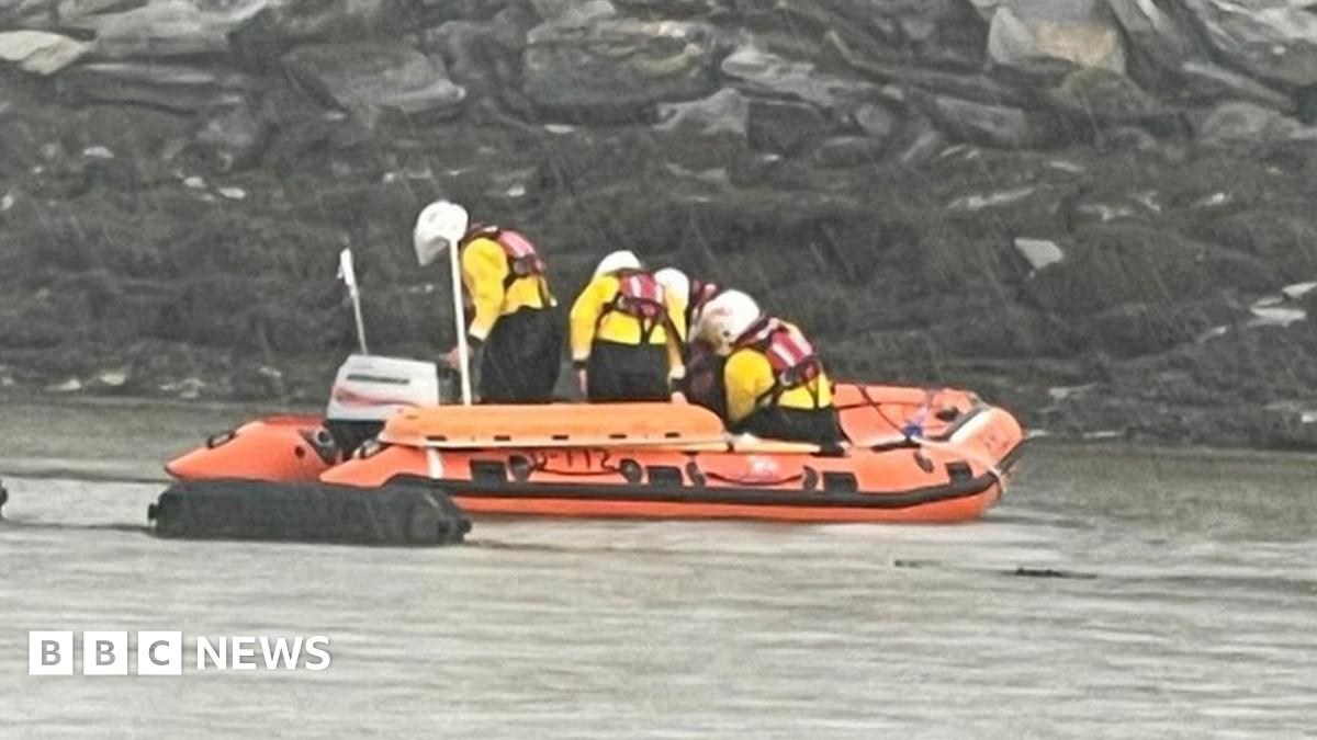 Man stuck in mud rescued from Camel Estuary - BBC News