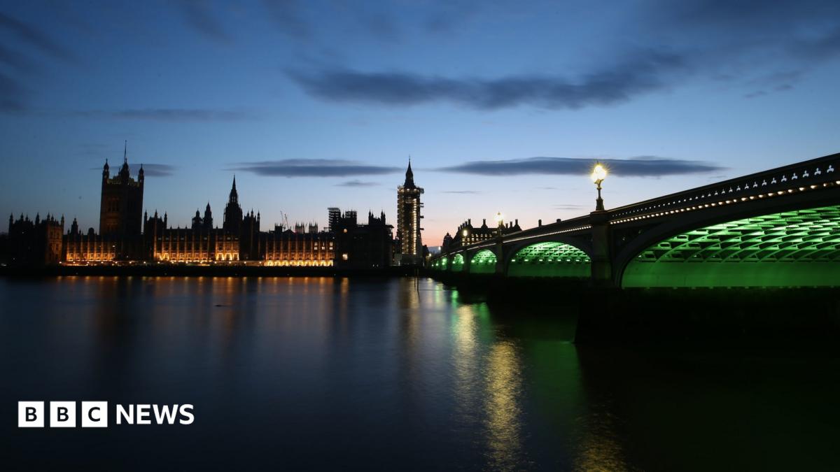 Illuminated River: Final bridges light up for Thames artwork - BBC News
