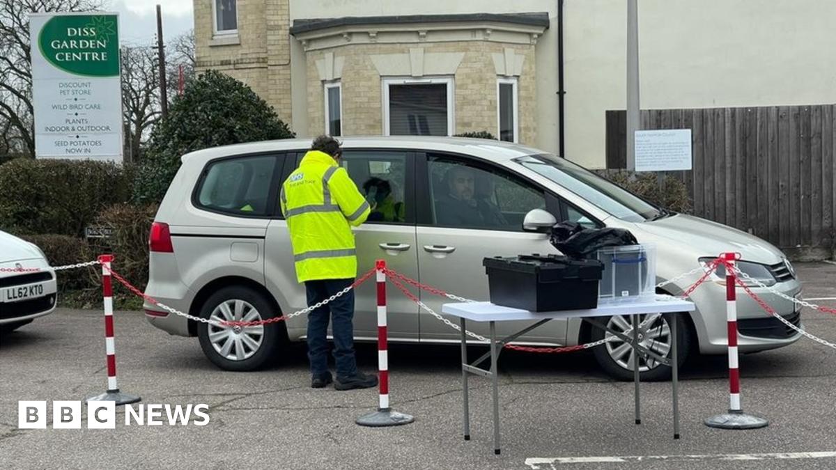 Surge testing in New Addington after South African variant found - BBC News