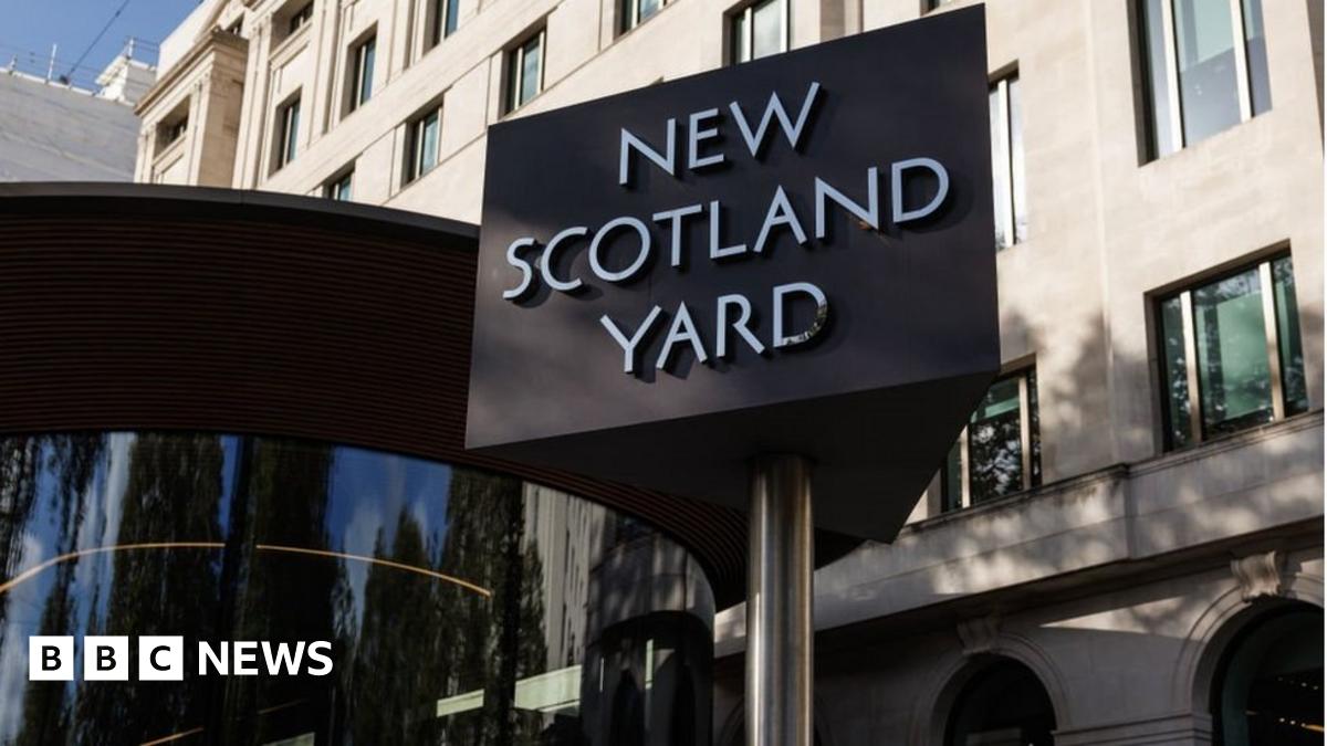 Metropolitan Police officer admits child indecency charges - BBC News