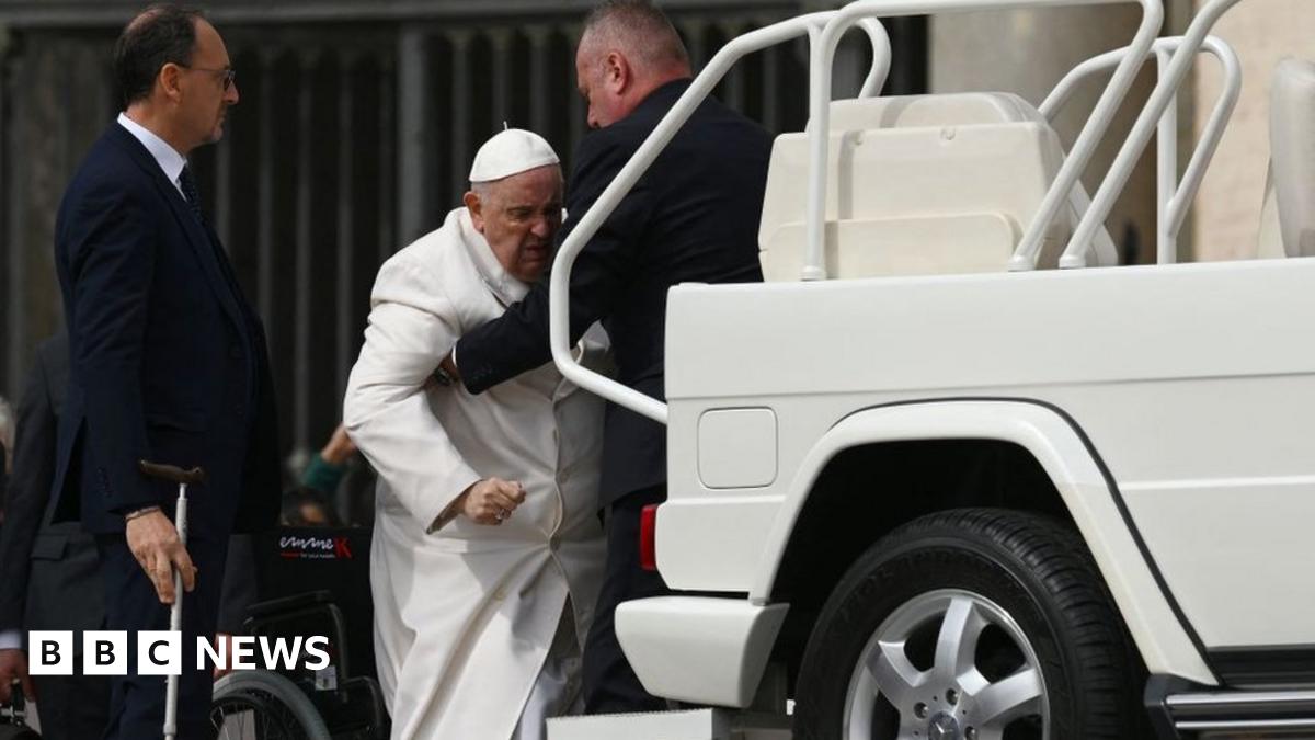 Pope Francis spends 'calm' night in hospital - BBC News