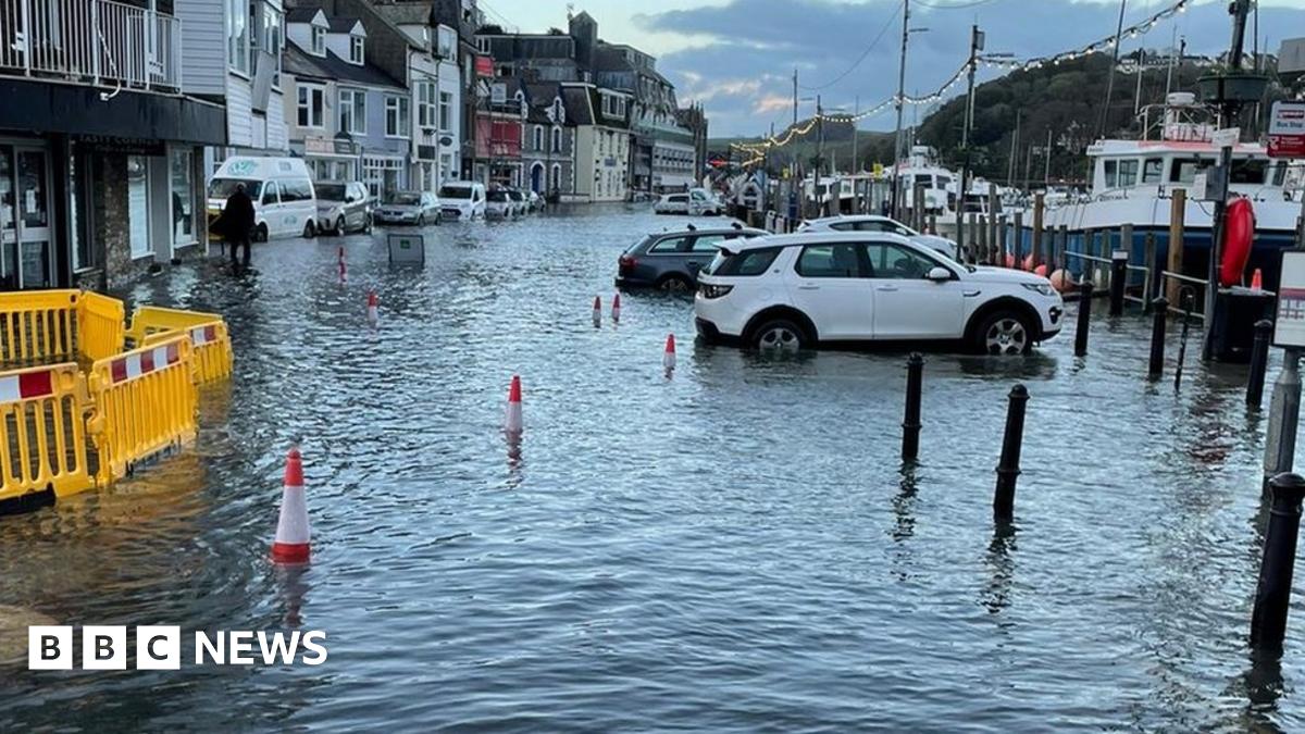 Coastal towns affected by flooding - BBC News