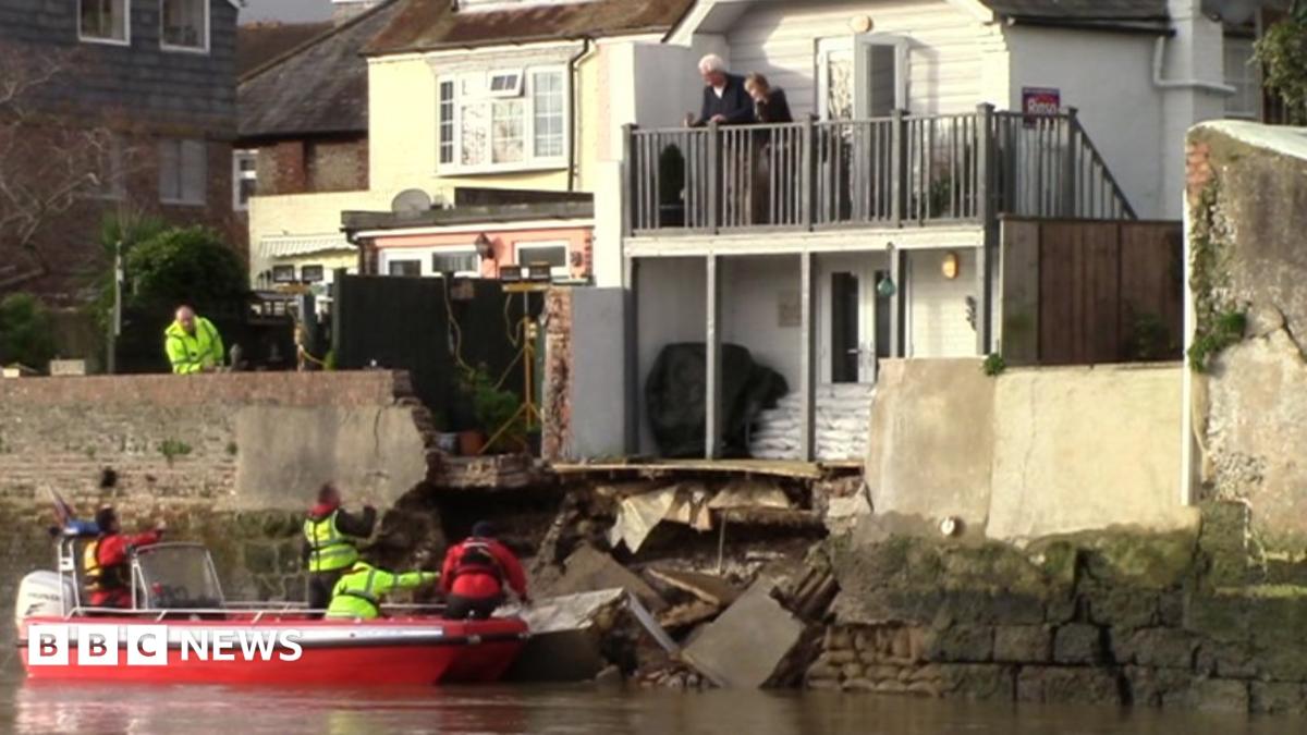 Arundel residents fear £500K bill after river wall collapse - BBC News