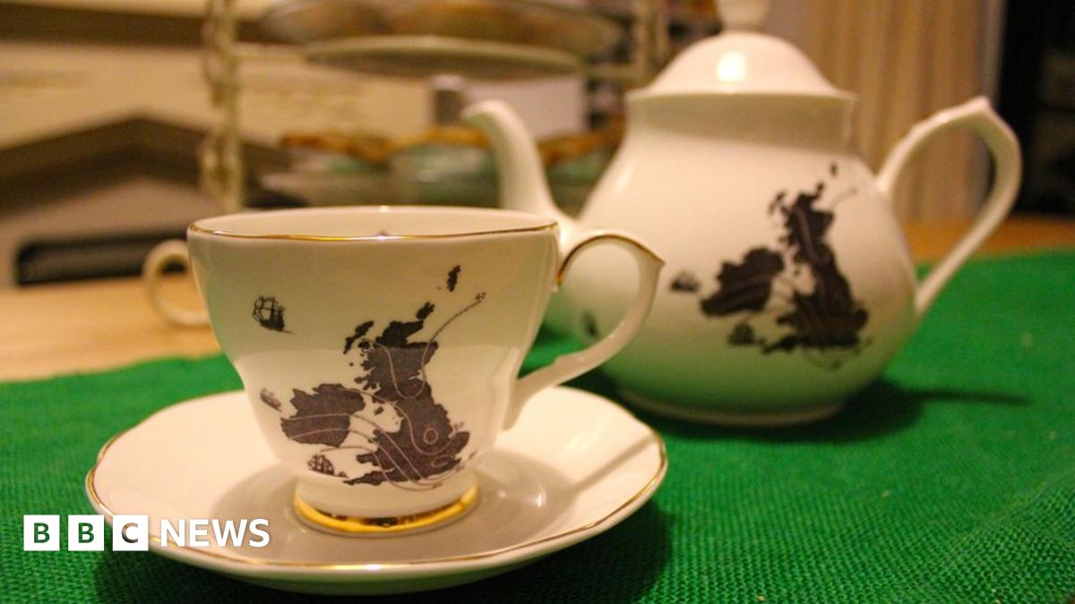 Police respond to lonely couple's 999 call with tea - BBC News