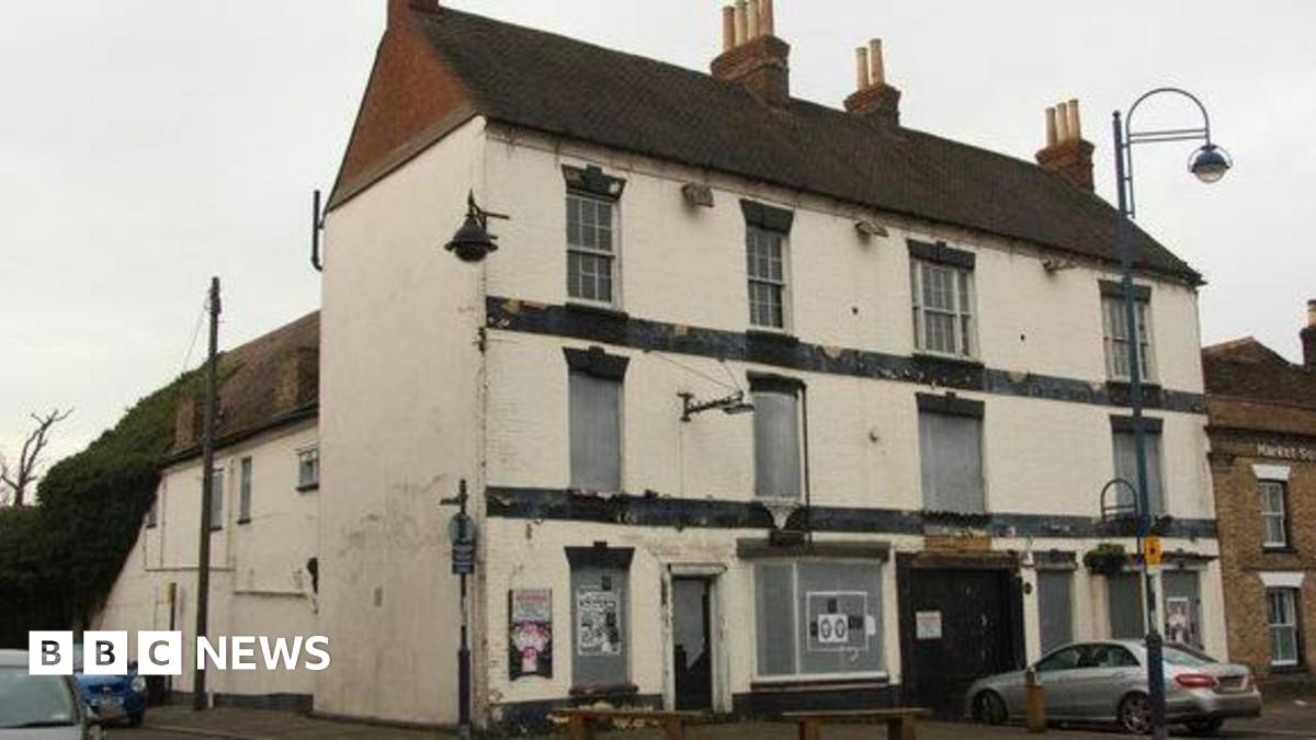 Plans backed for St Neots 15th Century inn to become homes - BBC News