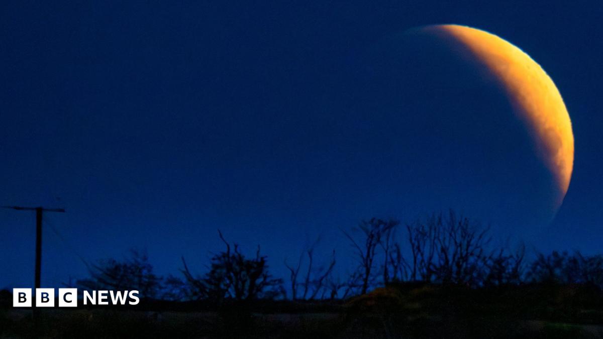 In pictures: Lunar eclipse captured over Northern Ireland - BBC News