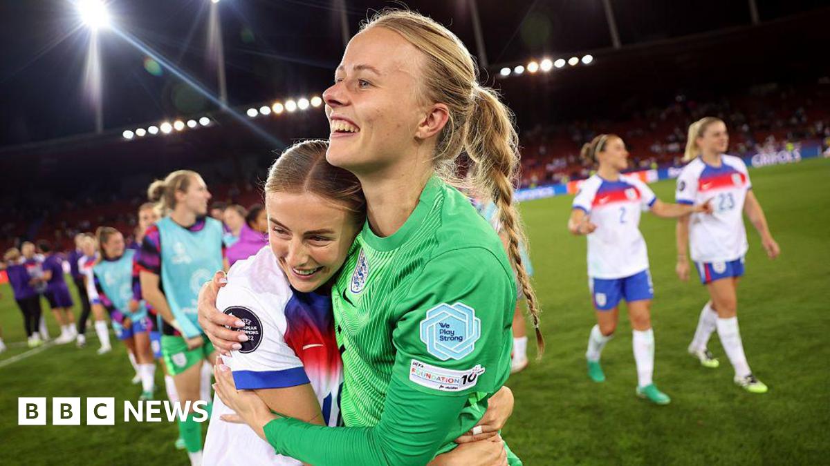 Lioness Hannah Hampton was born to be a footballer, ex-manager says - BBC News