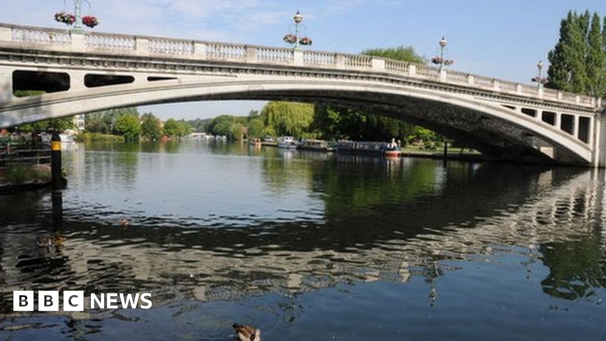 Reading bridge reopens after cyclist struck by car - BBC News