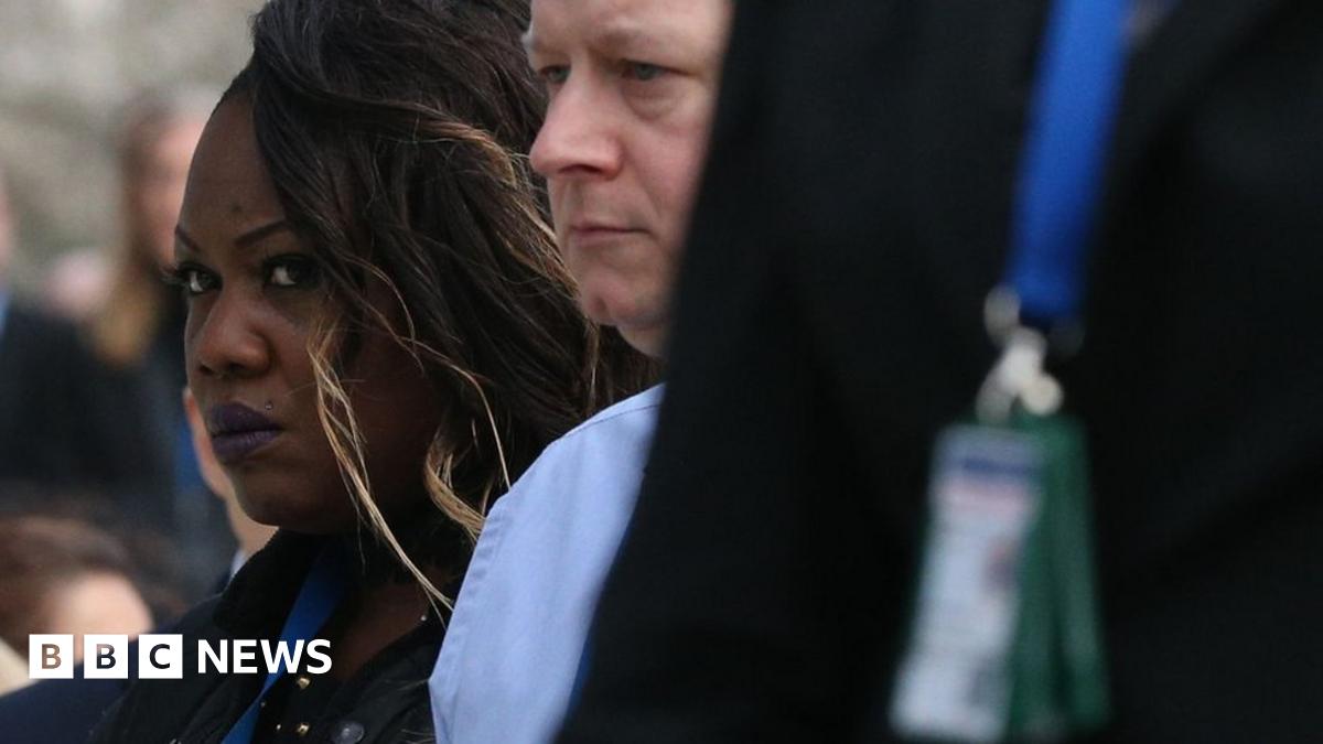 In pictures: London attack aftermath - BBC News