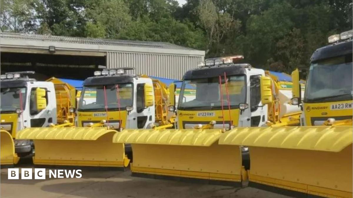 Fleet of Surrey gritters gears up for winter weather - BBC News