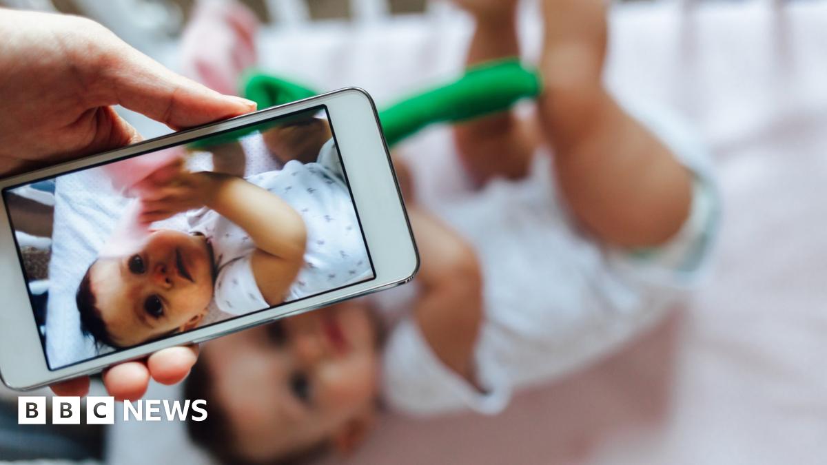 Is parenting tech making mums and dads more paranoid? - BBC News