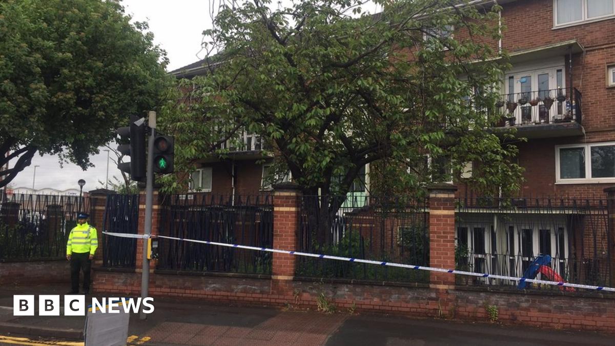 Leicester murder probe after man dies in hospital - BBC News