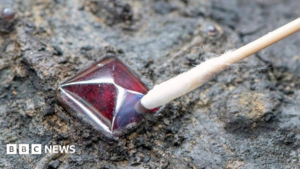 Harpole Treasure reveals medieval garnet on 'unique' cross - BBC News