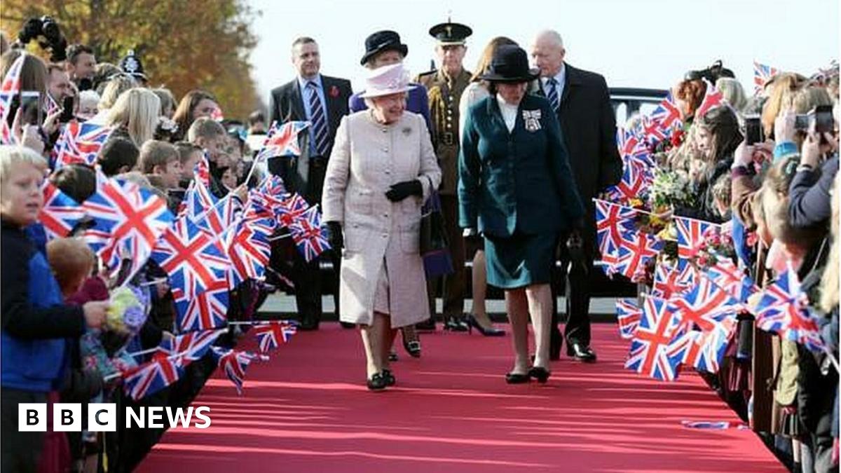 Newmarket honours the Queen's dedication to thoroughbreds - BBC News