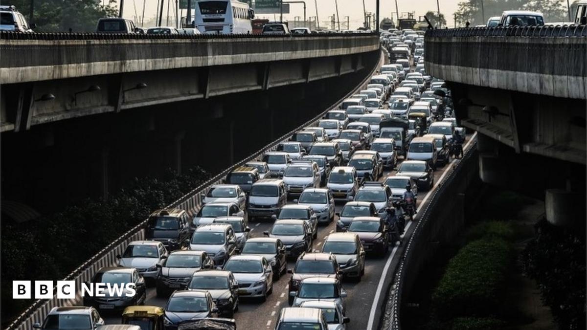 India pollution: Delhi ban on government diesel cars - BBC News