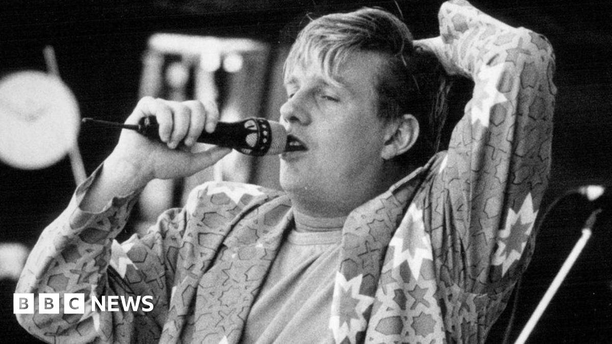 Mental As Anything singer Andrew ‘Greedy’ Smith dies aged 63 - BBC News